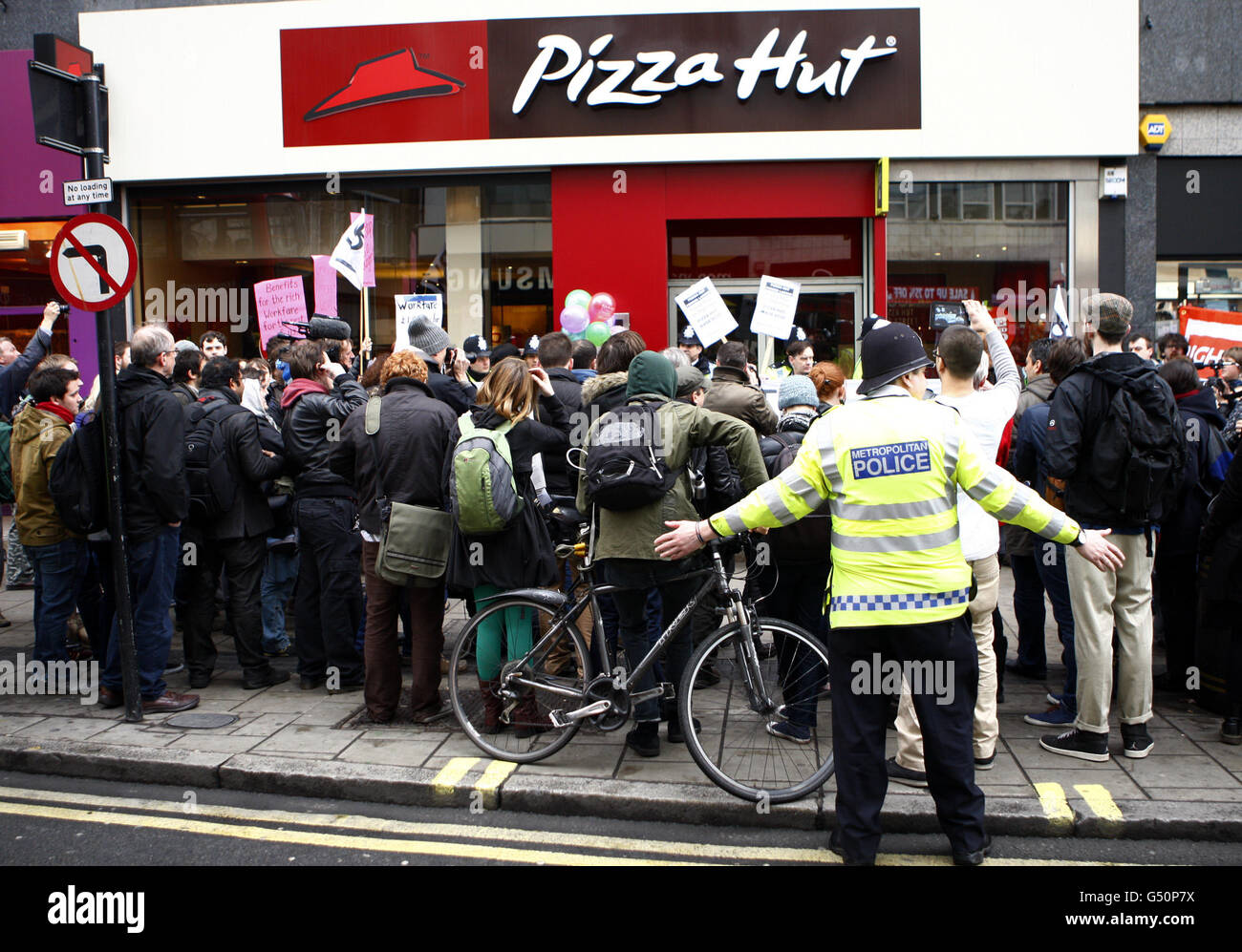 Pizza hut restaurant hi-res stock photography and images - Alamy