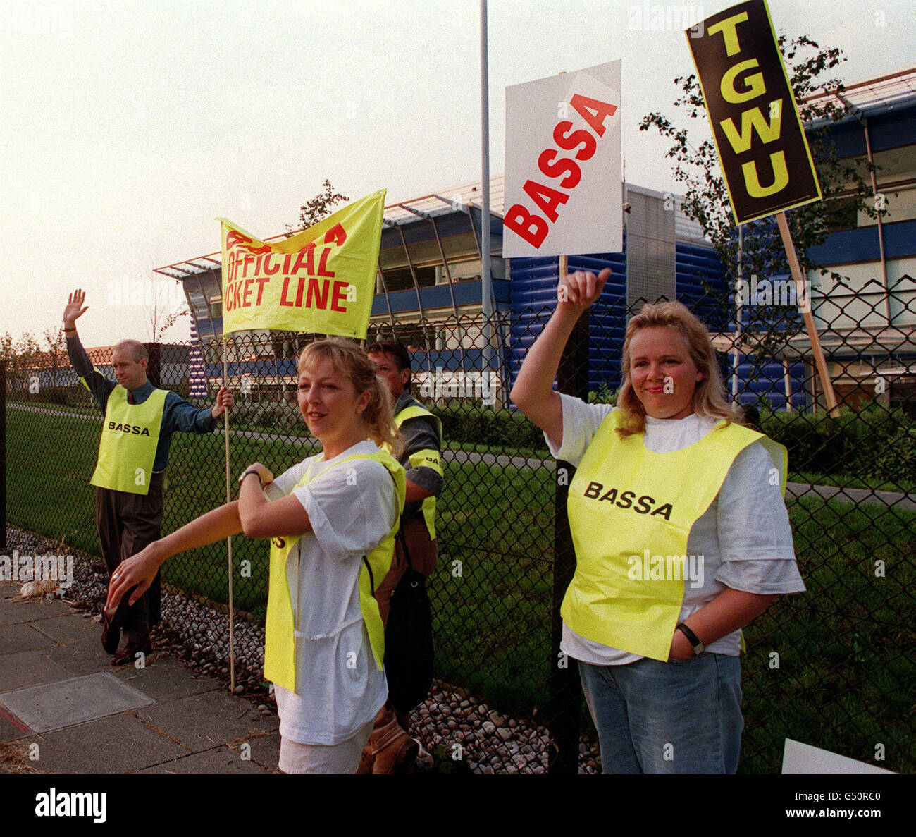 British airways crews picket at heathrow airport hi-res stock ...
