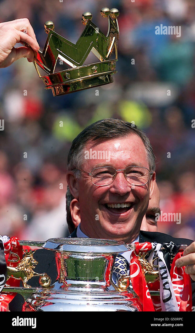 Fa cup trophy 2000 hi-res stock photography and images - Alamy