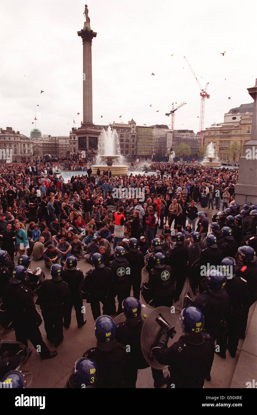 London riot scene hi-res stock photography and images - Alamy