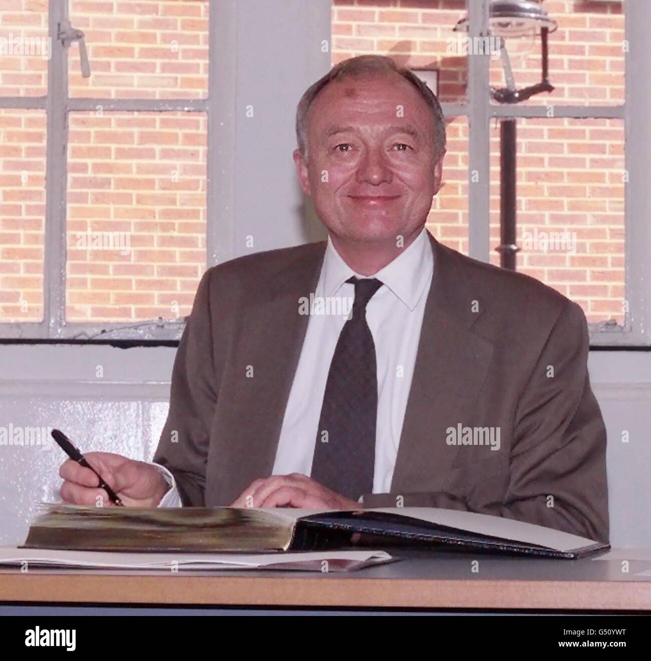 Mayor of London Ken Livingstone signs the Declaration of Acceptance ...