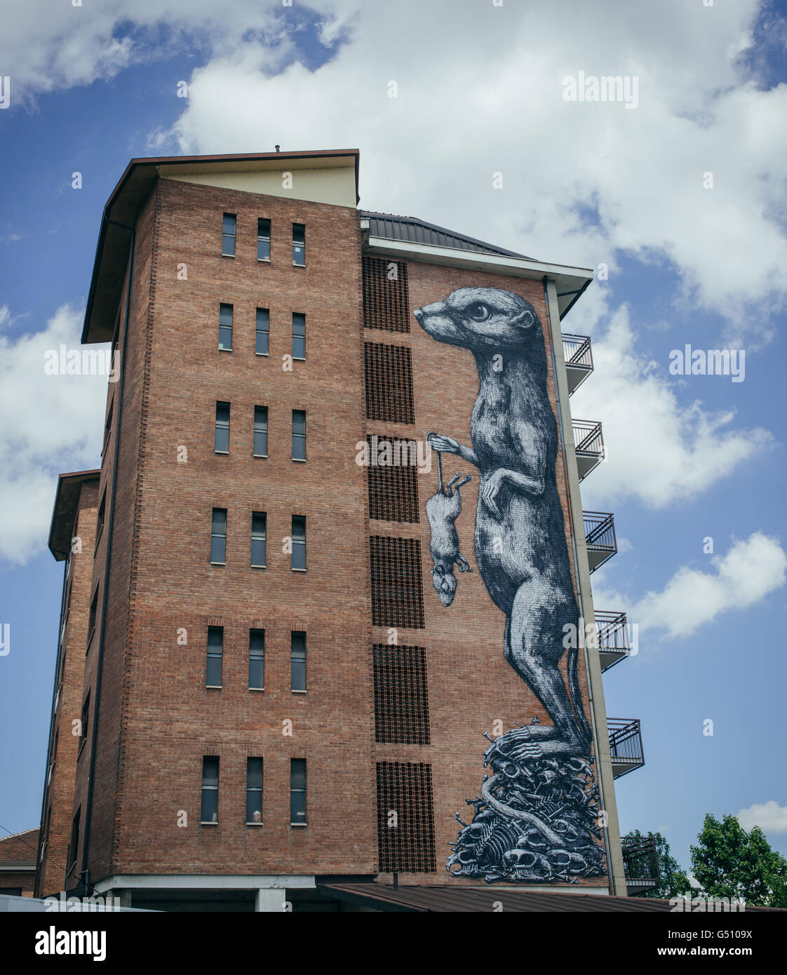 Graffiti on side of building hi-res stock photography and images - Alamy