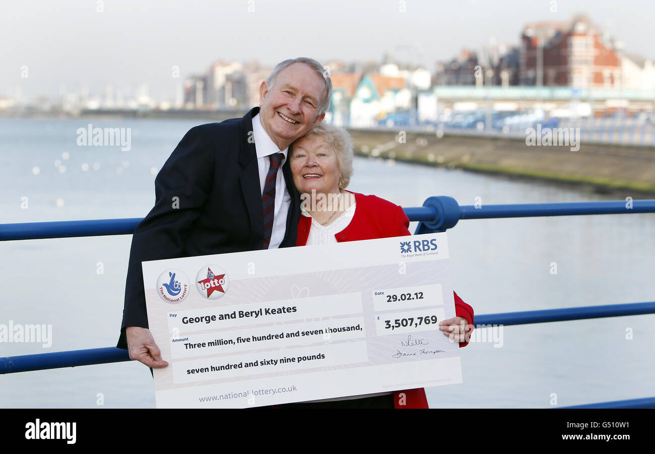 77 year old george keates and his wife beryl hi-res stock photography ...