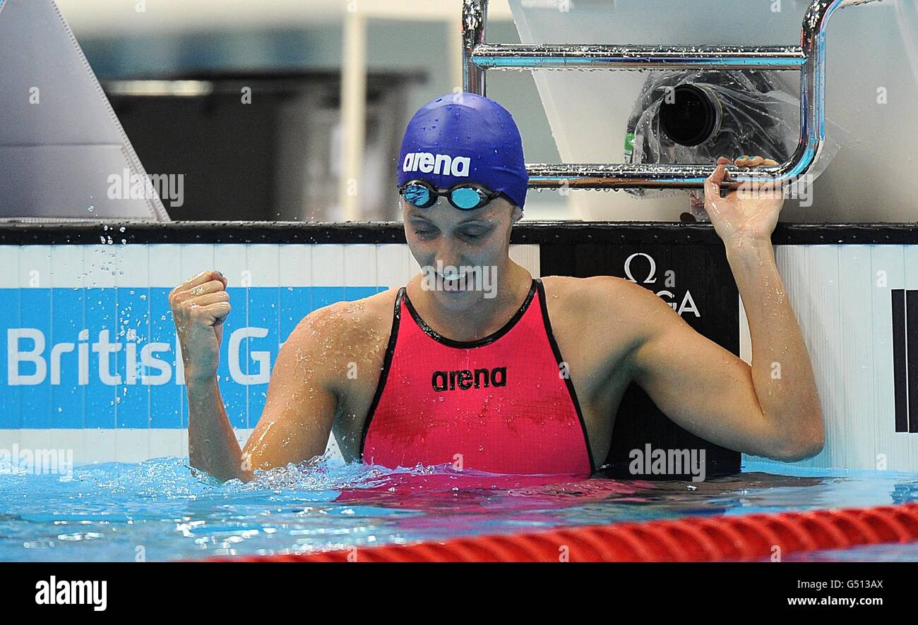 Fran Halsall celebrates winning the Women's 100m Freestyle Stock Photo ...