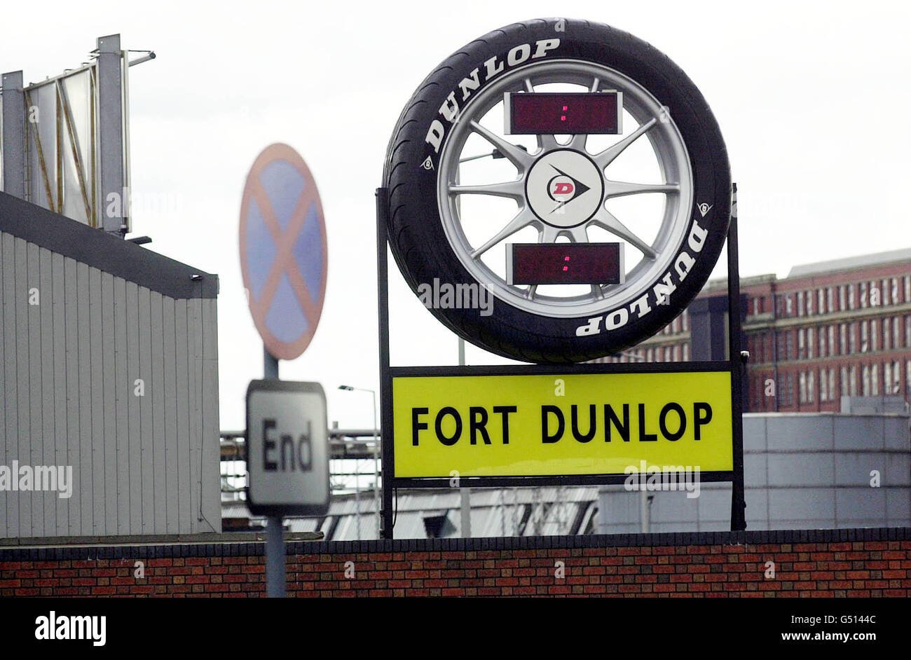 Dunlop tyre sign hi-res stock photography and images - Alamy