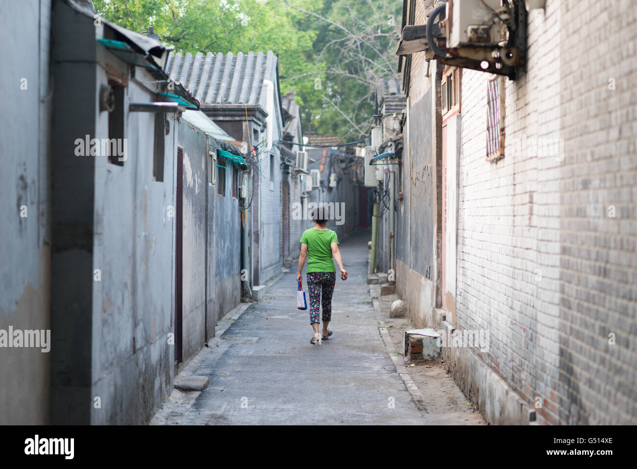 China, Beijing, Chinese in the narrow streets of the Hutongs Stock ...