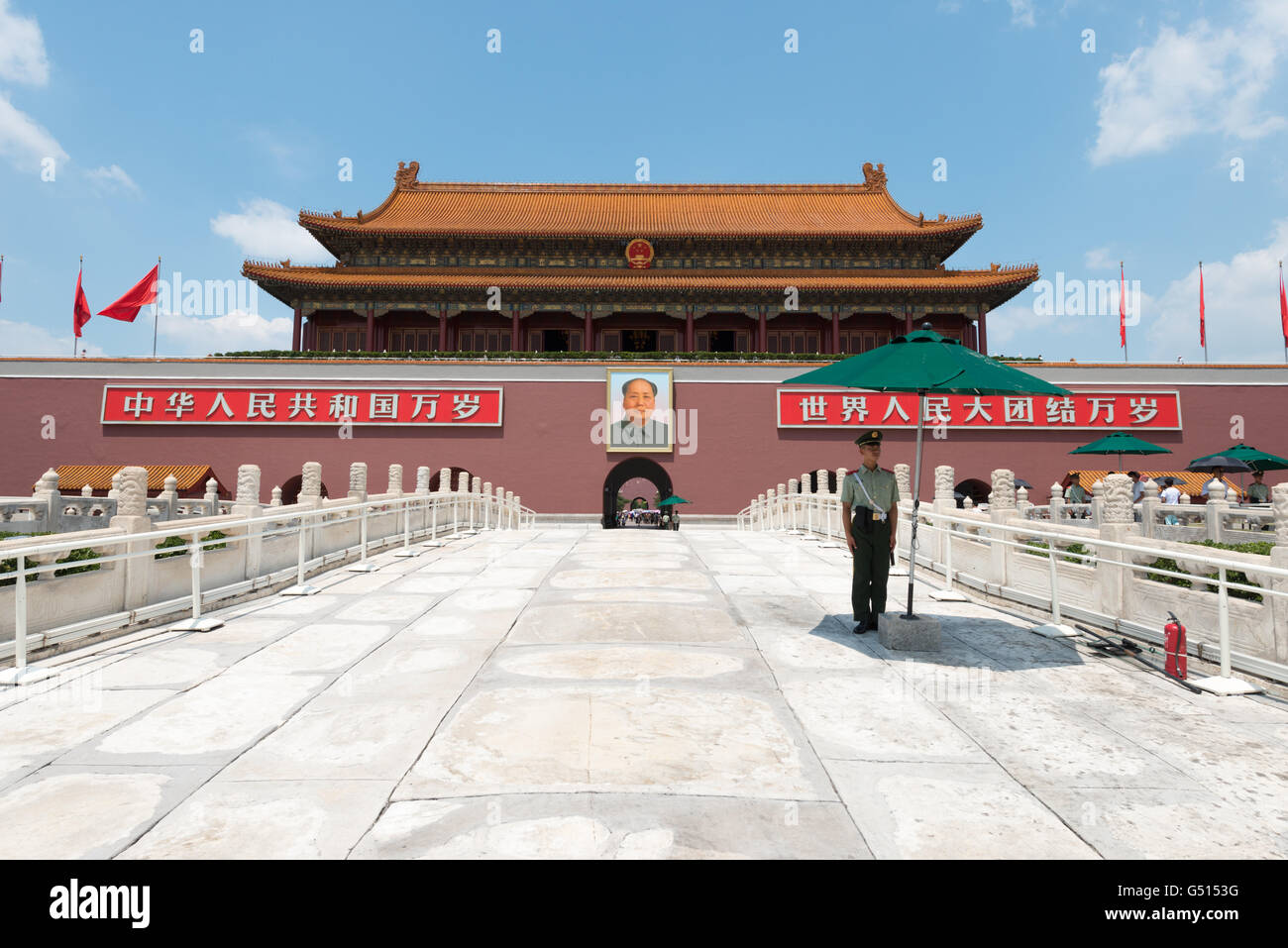 China, Beijing, guarded by a security officer on Tiananmen Square Stock ...