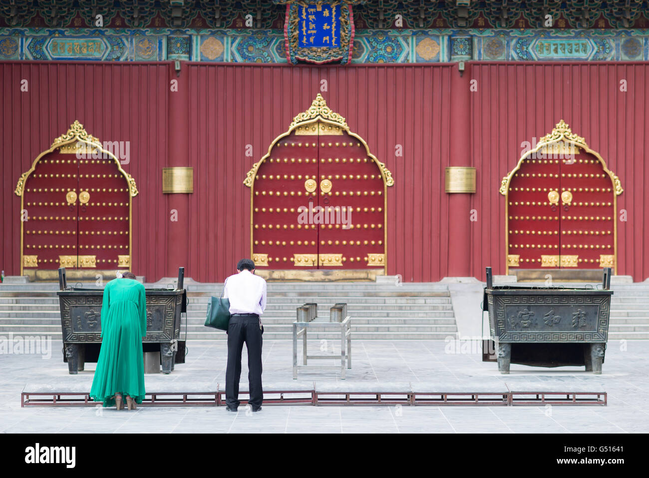 China, Peking, two Chinese bow before the Lama monastery Stock Photo ...