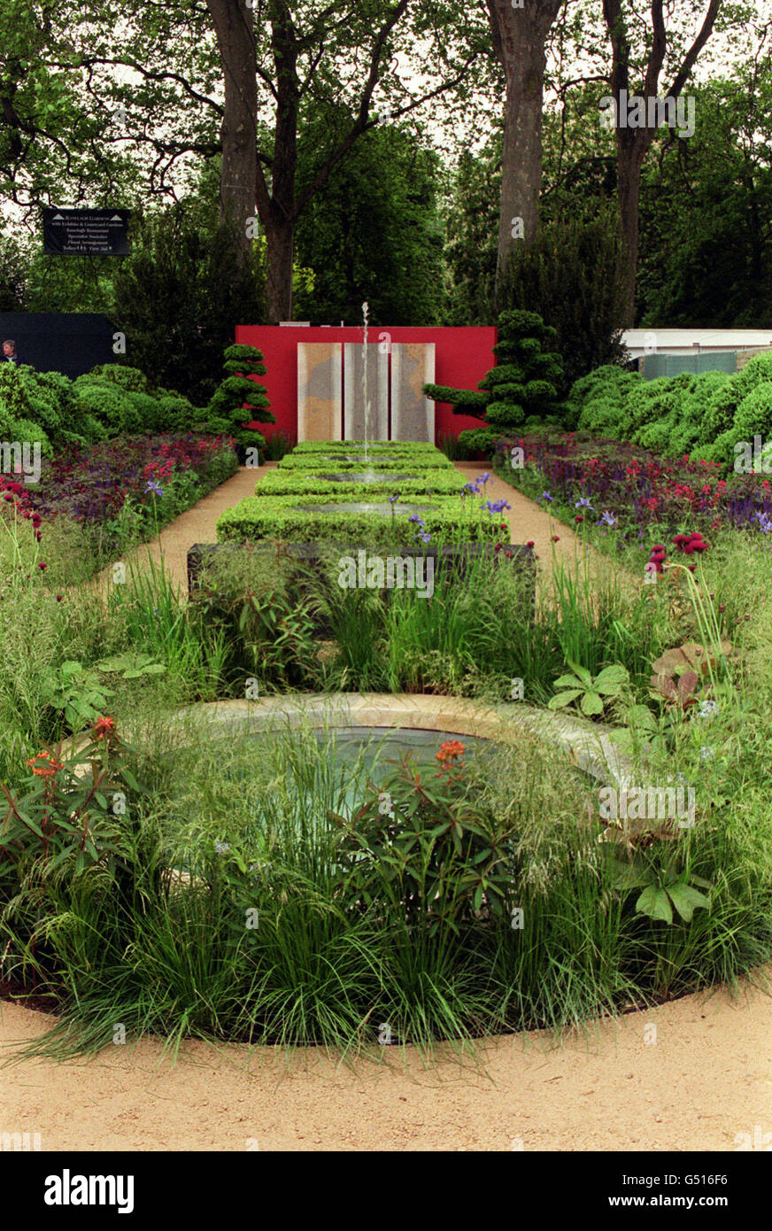 Chelsea flower show garden winners hi-res stock photography and images ...