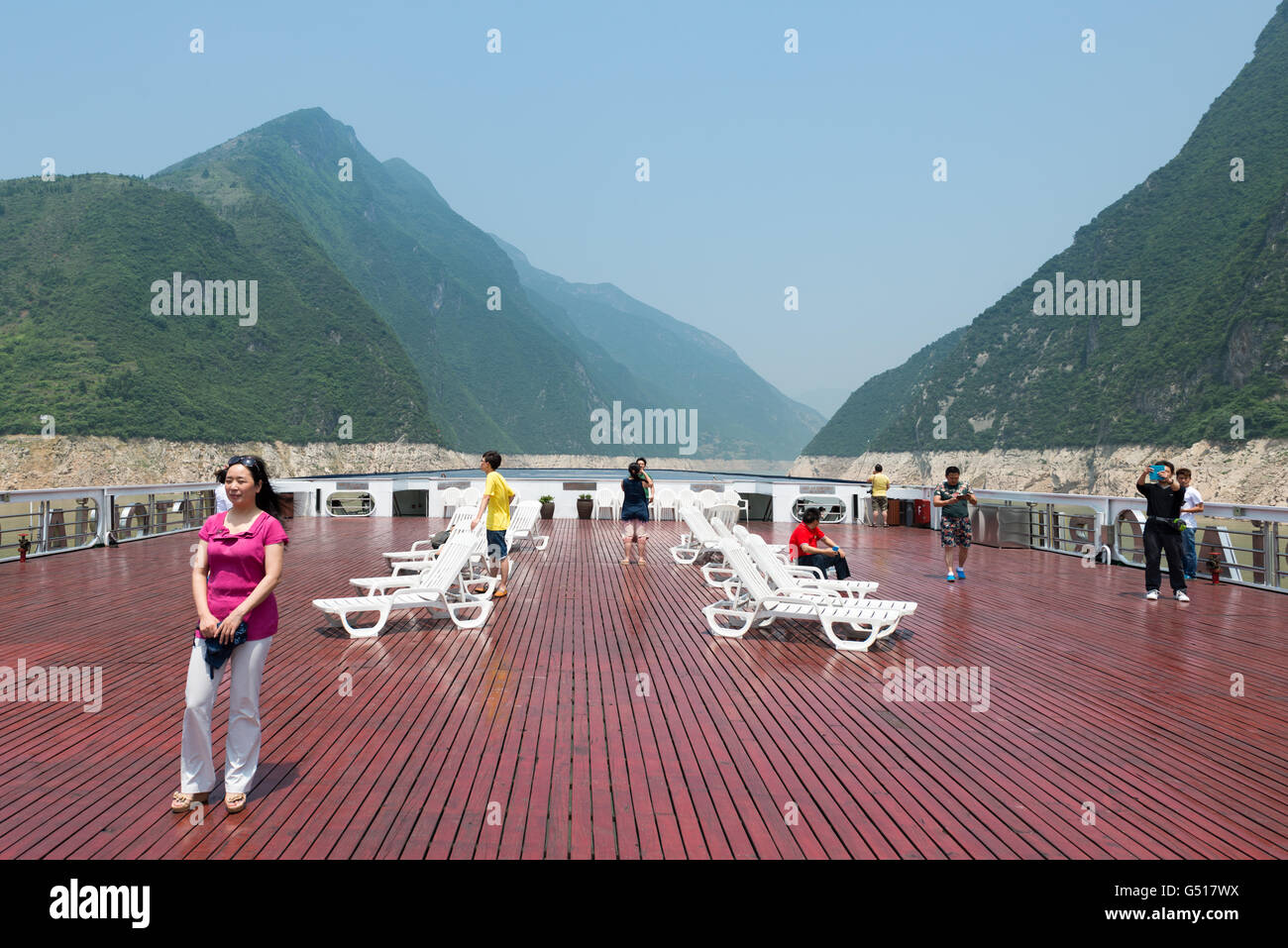 China, Chongqing, river cruise on the Yangtze River, view of the sun ...