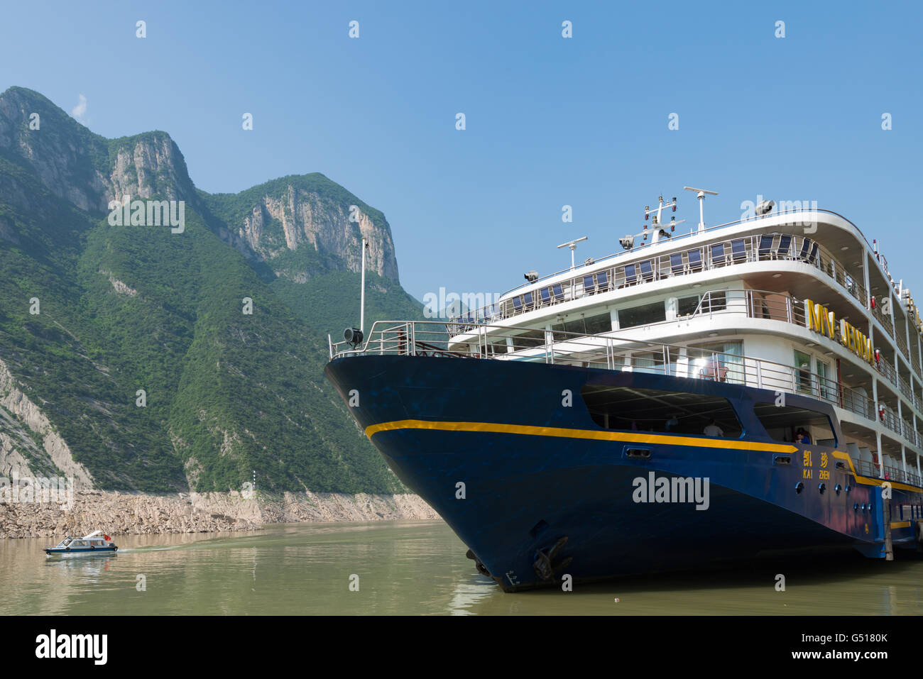 China, Chongqing, river cruise on the Yangtze River, view of a large ...