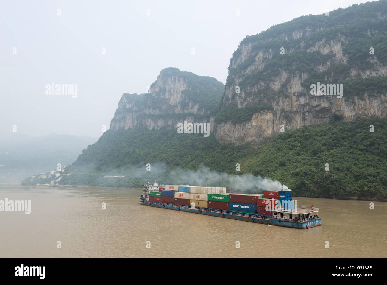 China, Hubei Sheng, river cruise on the Yangtze River, Great cargo ship ...
