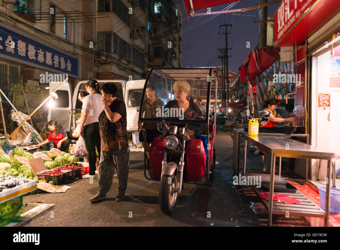 Shanghai night food market hi-res stock photography and images - Alamy