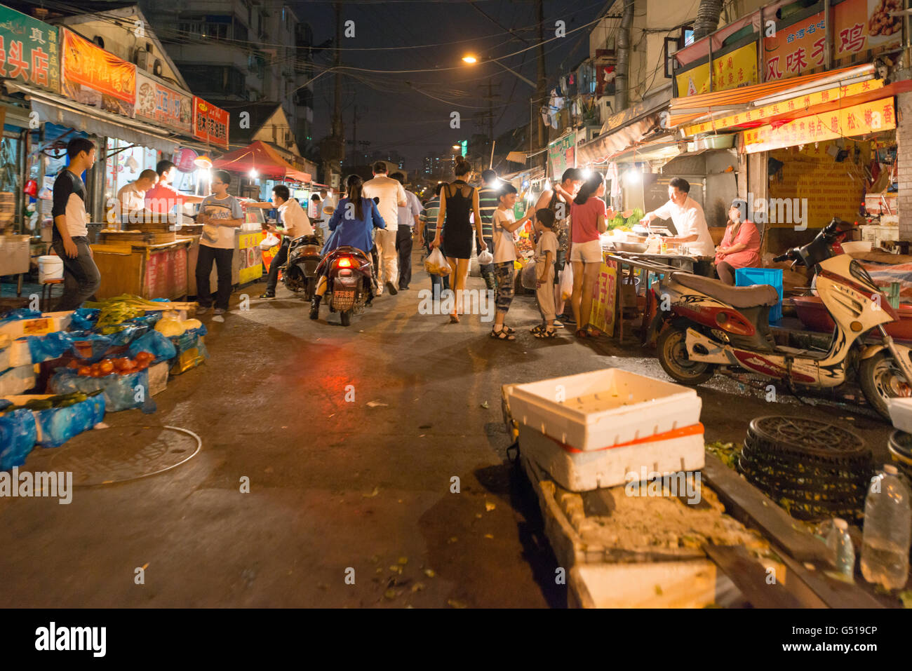 Shanghai night food market hi-res stock photography and images - Alamy