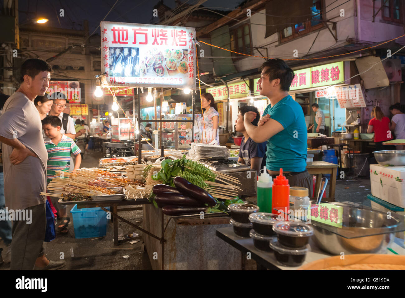 Shanghai night food market hi-res stock photography and images - Alamy