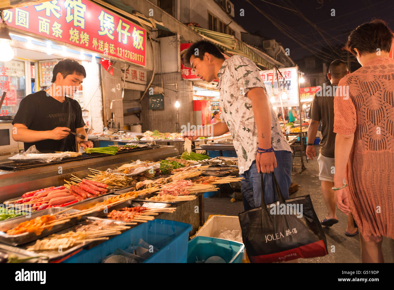 Shanghai night food market hi-res stock photography and images - Alamy
