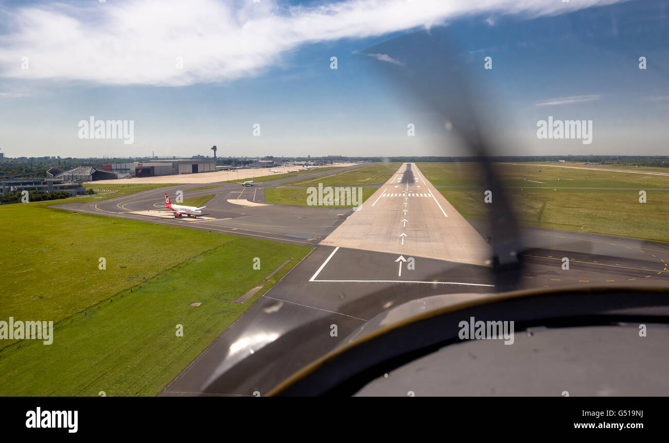 Airport approach hi-res stock photography and images - Alamy