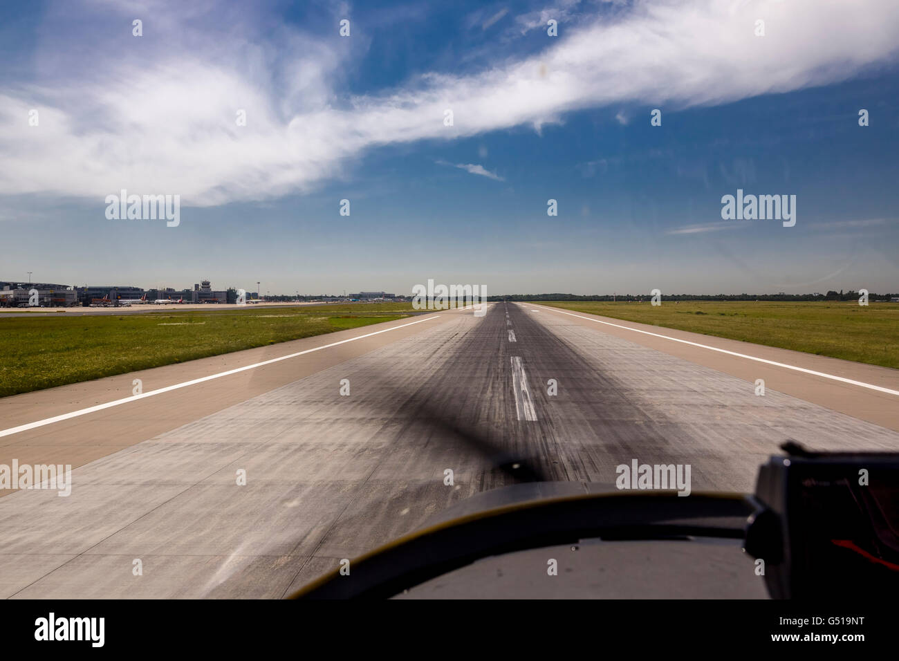 Airport approach hi-res stock photography and images - Alamy