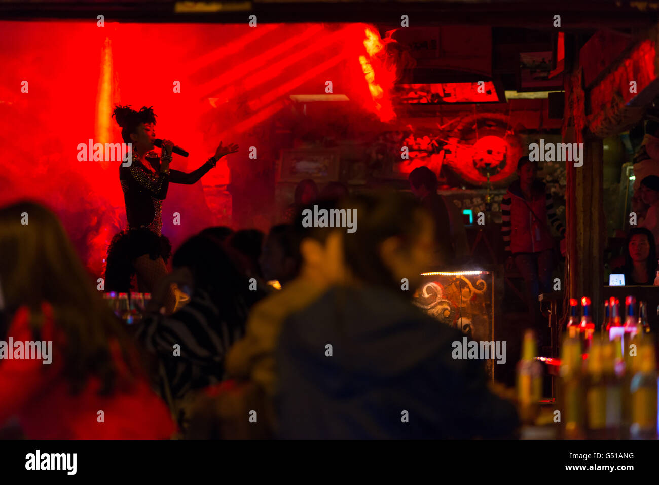 Shi shi singer hi-res stock photography and images - Alamy