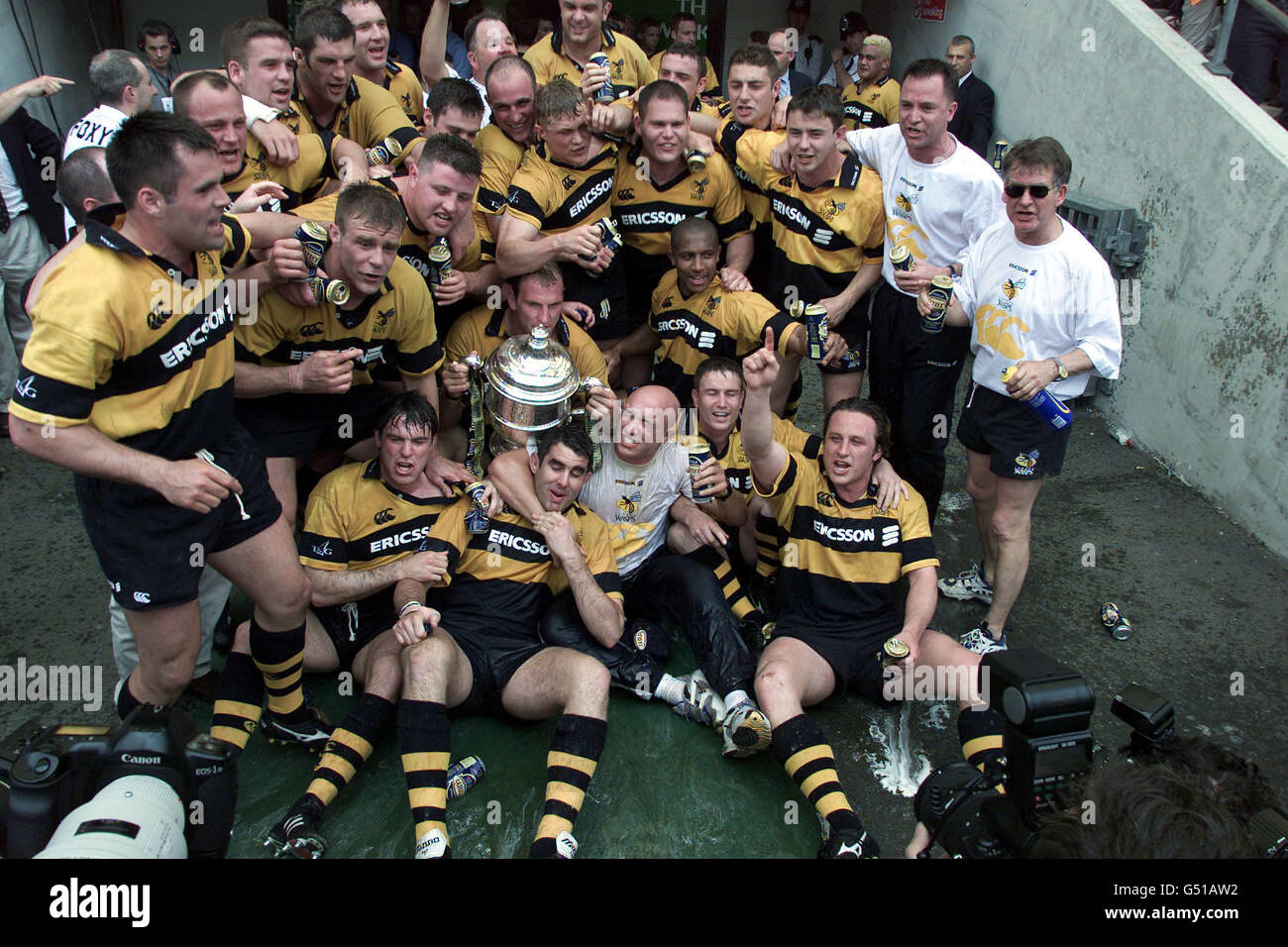 Wasp's celebrate their victory after their Tetley's Bitter Cup final ...