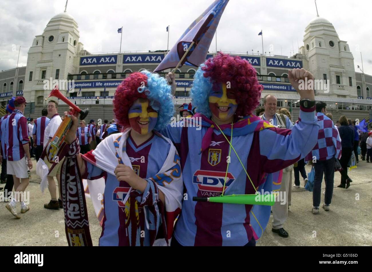 Chelsea fans face paint hi-res stock photography and images - Alamy