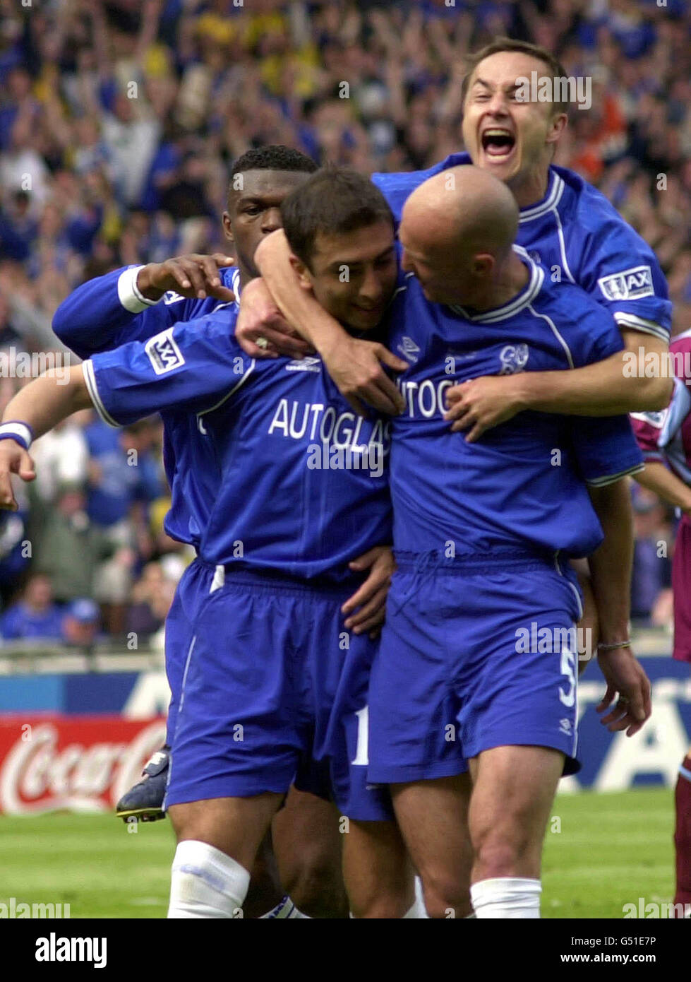 Chelsea players congratulate Roberto Di Matteo (2nd left) after he ...
