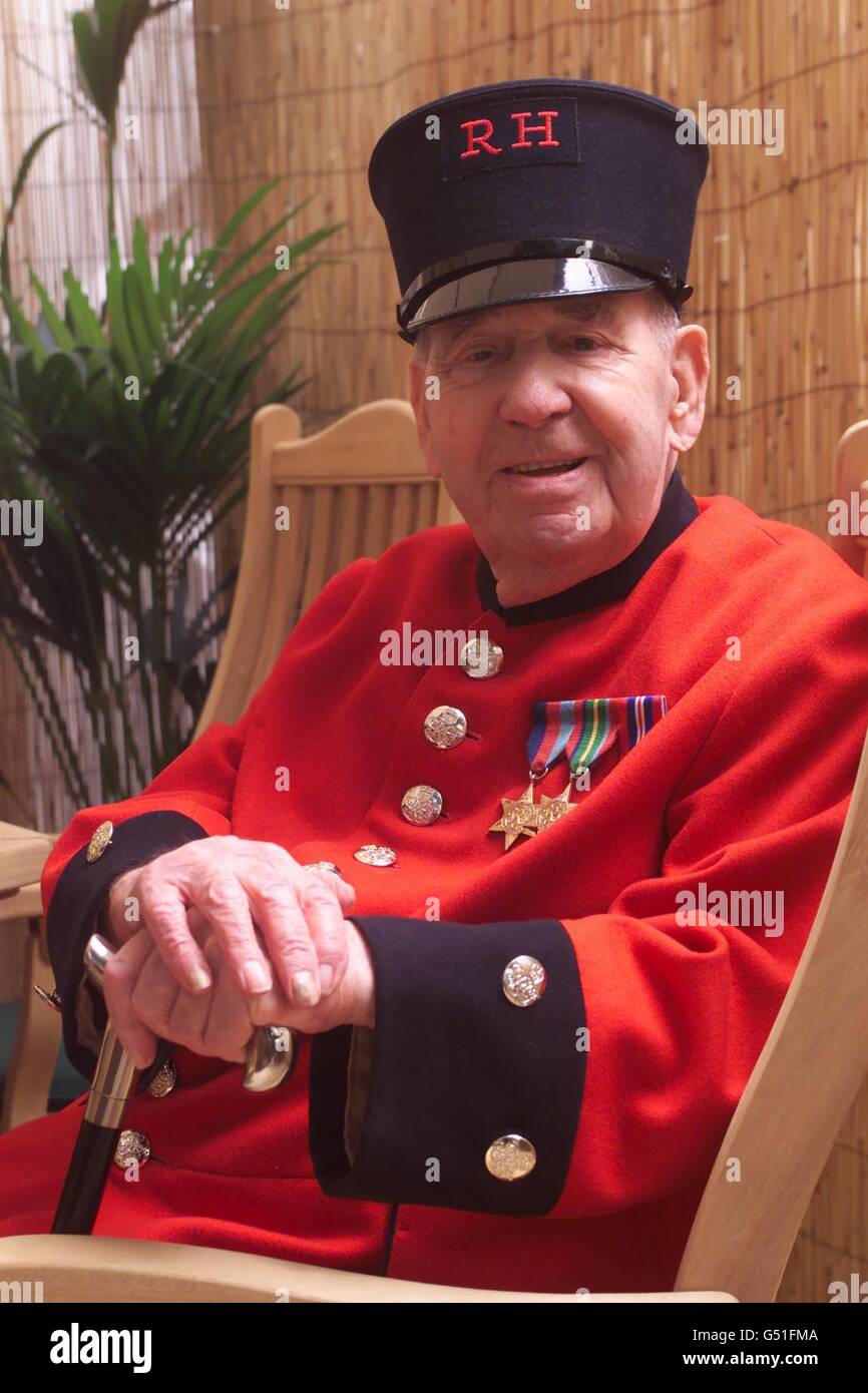 Chelsea Flower Pensioners Nunn Stock Photo - Alamy