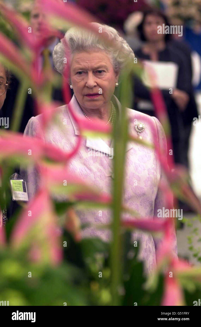 Chelsea Flower Queen visit. Queen Elizabeth II during her visit to the ...