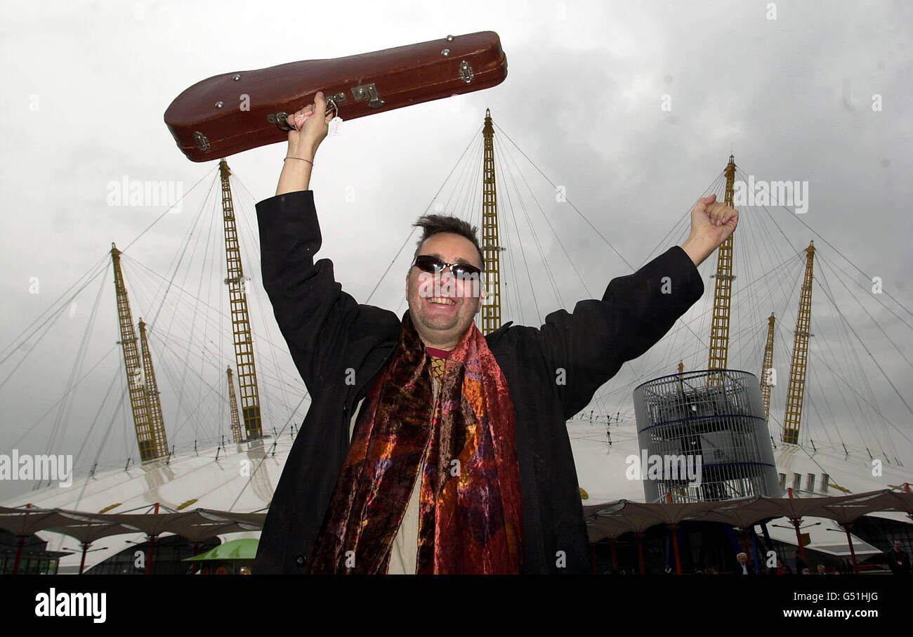 Violinist Nigel Kennedy at the Millennium Dome, London, in preparation ...