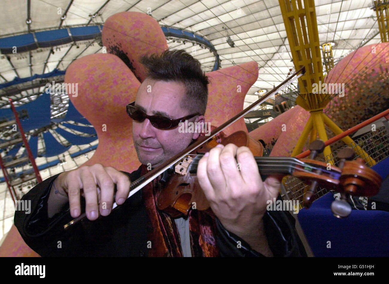 Violinist Nigel Kennedy at the Millennium Dome, London, in preparation ...