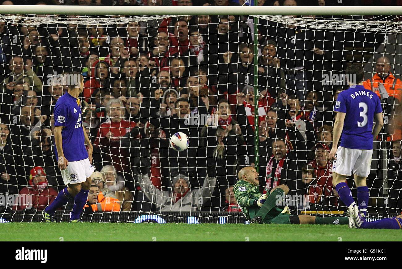 Everton's Jack Rodwell, goalkeeper Tim Howard and Leighton Baines (left ...