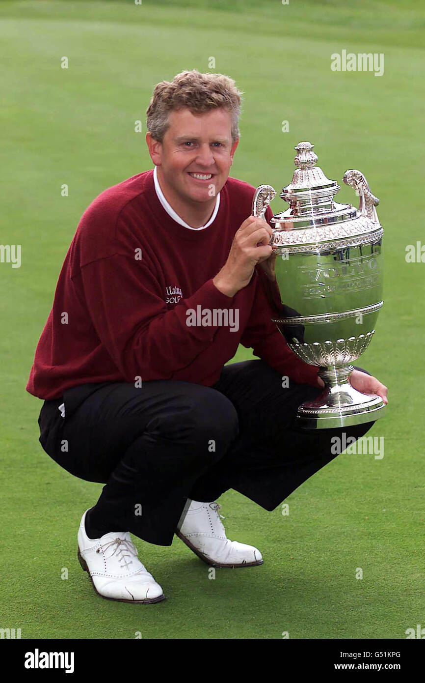 Golf smiling celebrating trophy cup colin montgomerie hi-res stock ...