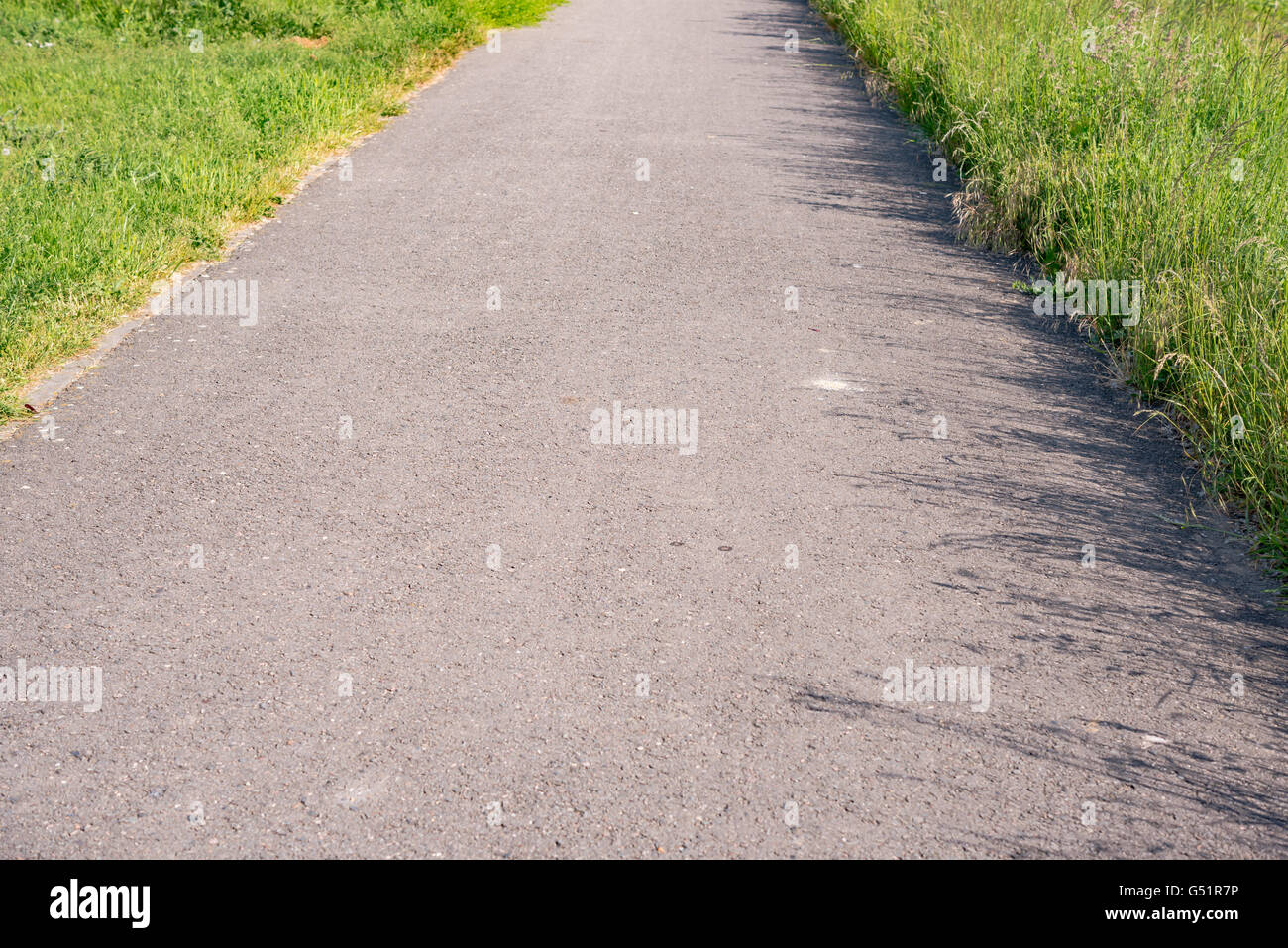 Road with grass hi-res stock photography and images - Alamy