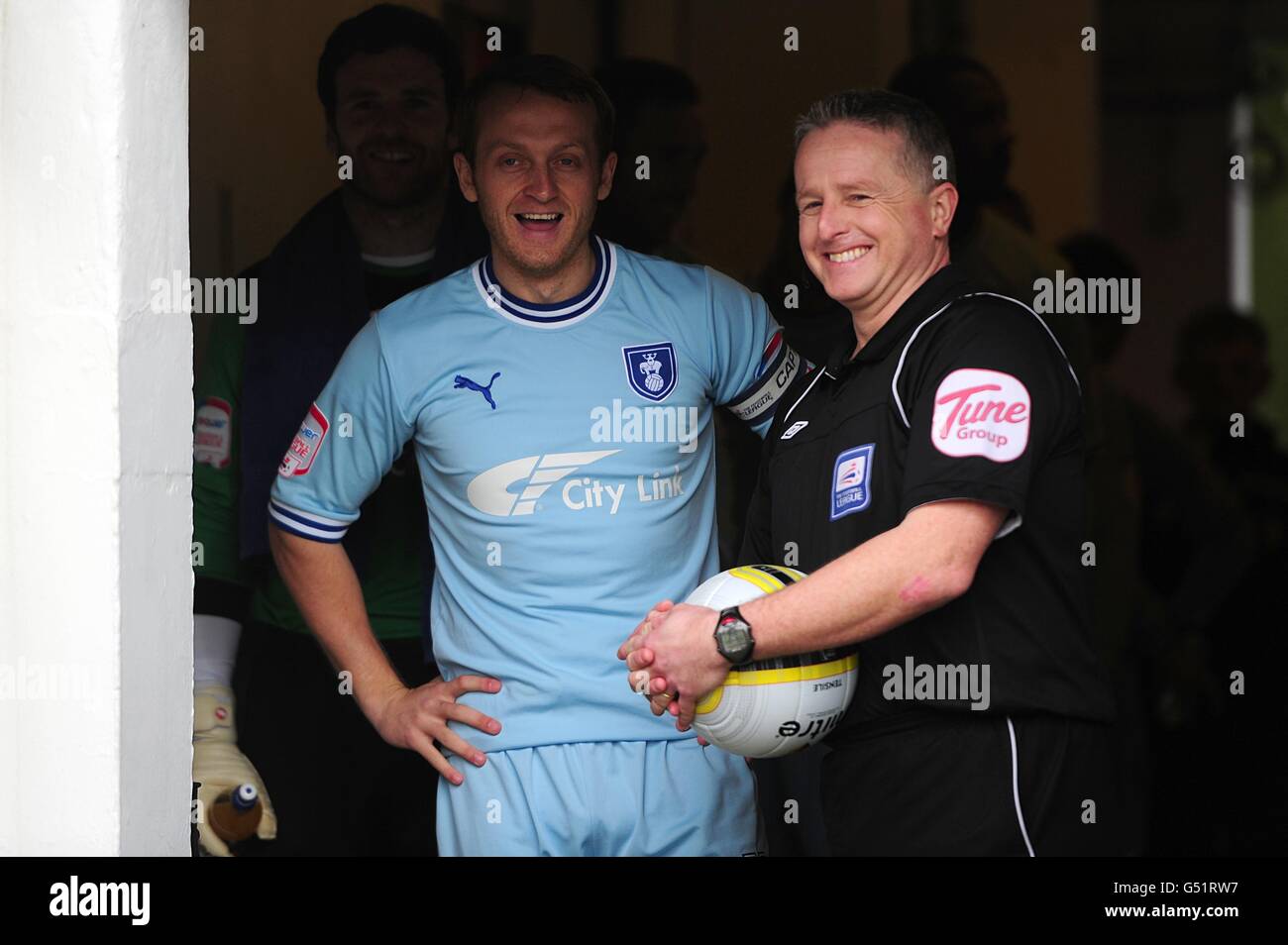 Soccer referee in tunnel hi-res stock photography and images - Alamy