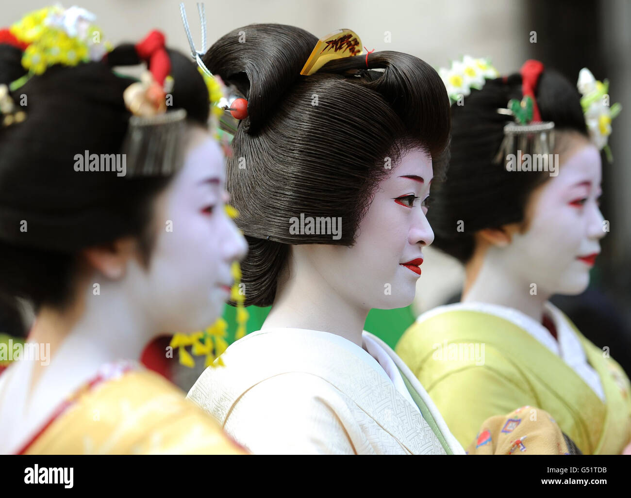 Japanese performers including a Geisha, Maikos and traditional ...