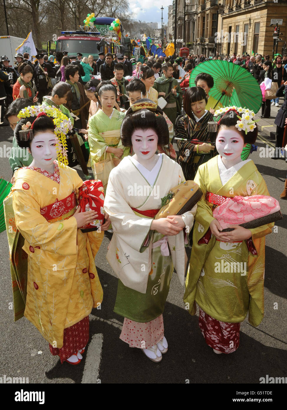 Dancing geisha hi-res stock photography and images - Alamy