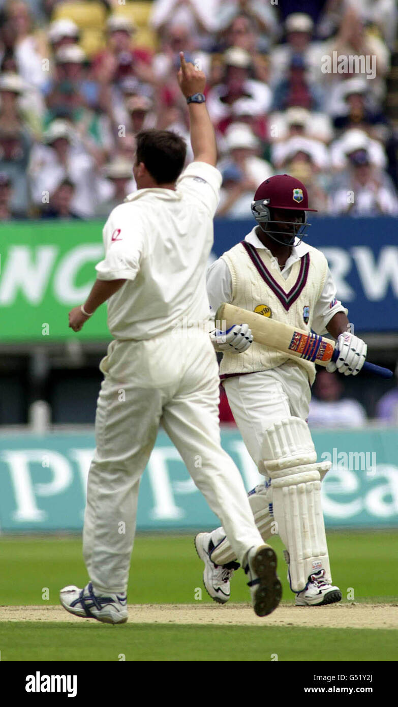 Sport cricket appealing darren gough hi-res stock photography and images - Alamy