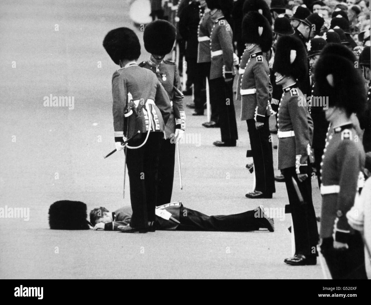 Military - Grenadier Guardsman - The Mall, London Stock Photo - Alamy