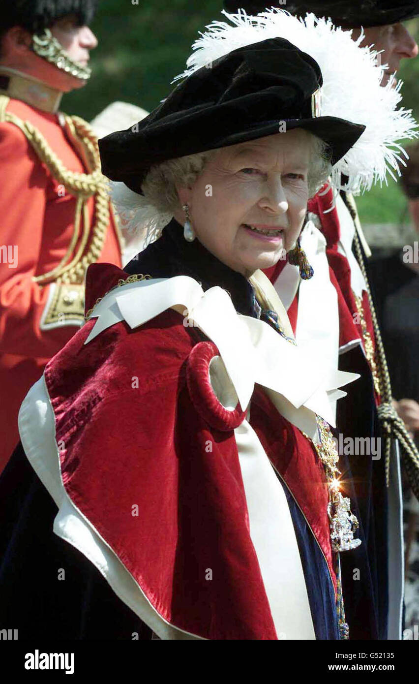 Queen order of the garter hi-res stock photography and images - Alamy