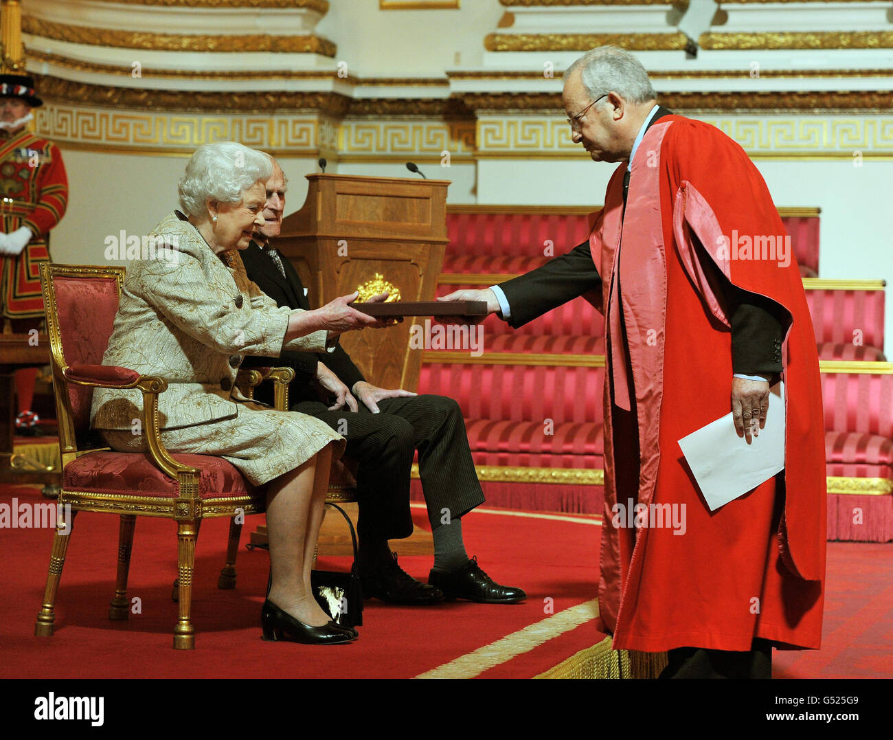 Loyal addresses buckingham palace hi-res stock photography and images ...