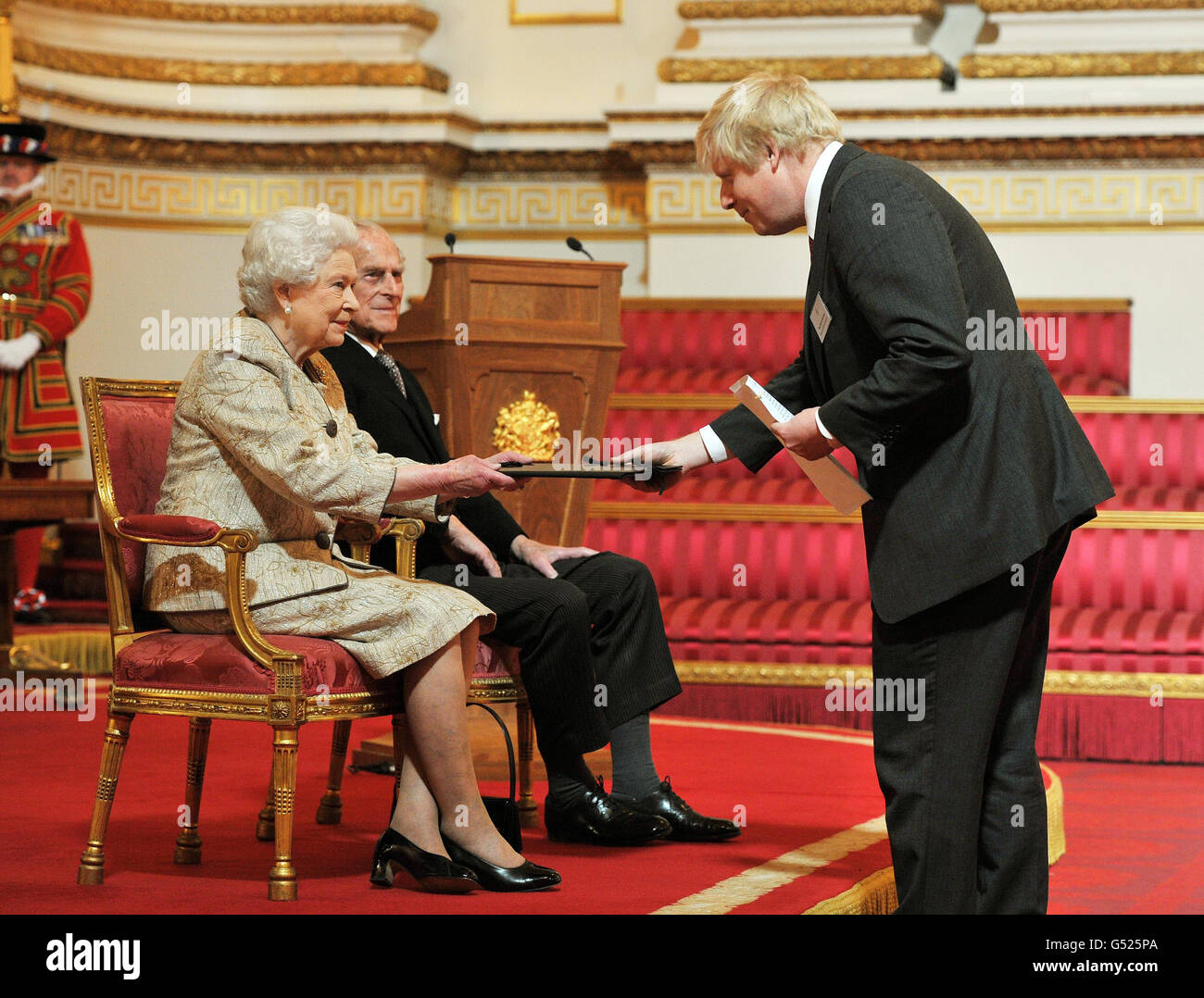 Loyal addresses buckingham palace hi-res stock photography and images ...