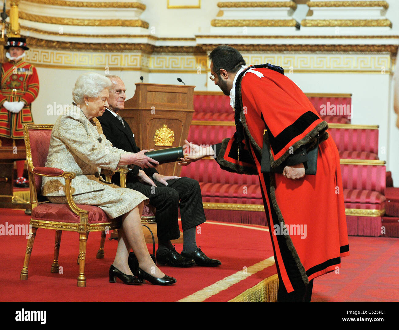 Loyal addresses buckingham palace hi-res stock photography and images ...