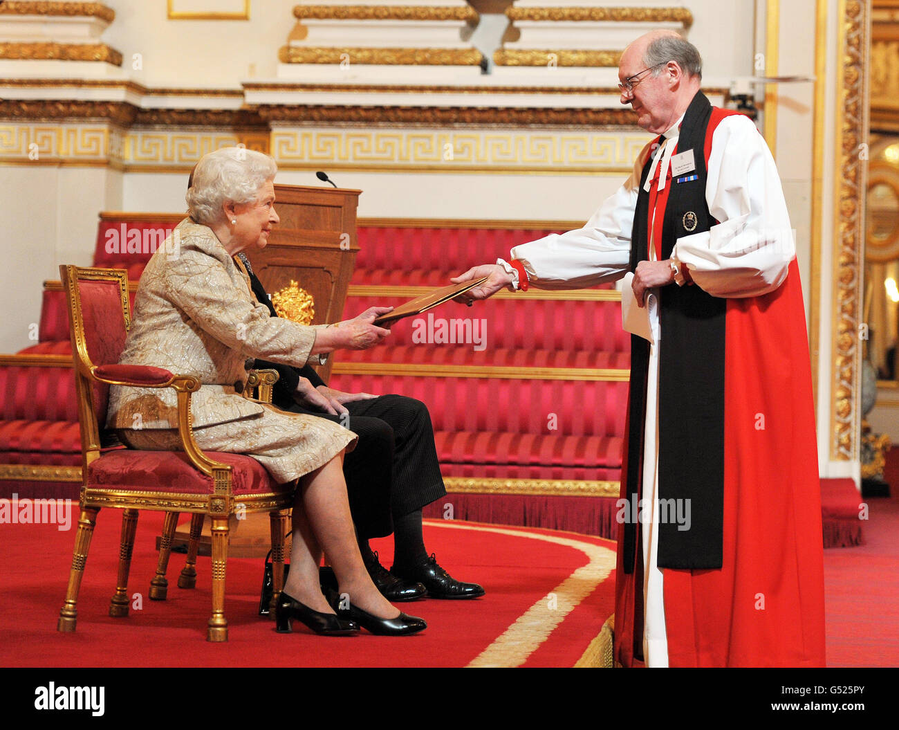 Loyal addresses buckingham palace hi-res stock photography and images ...