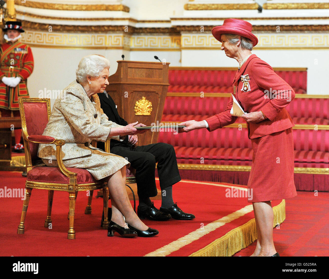 Loyal addresses buckingham palace hi-res stock photography and images ...