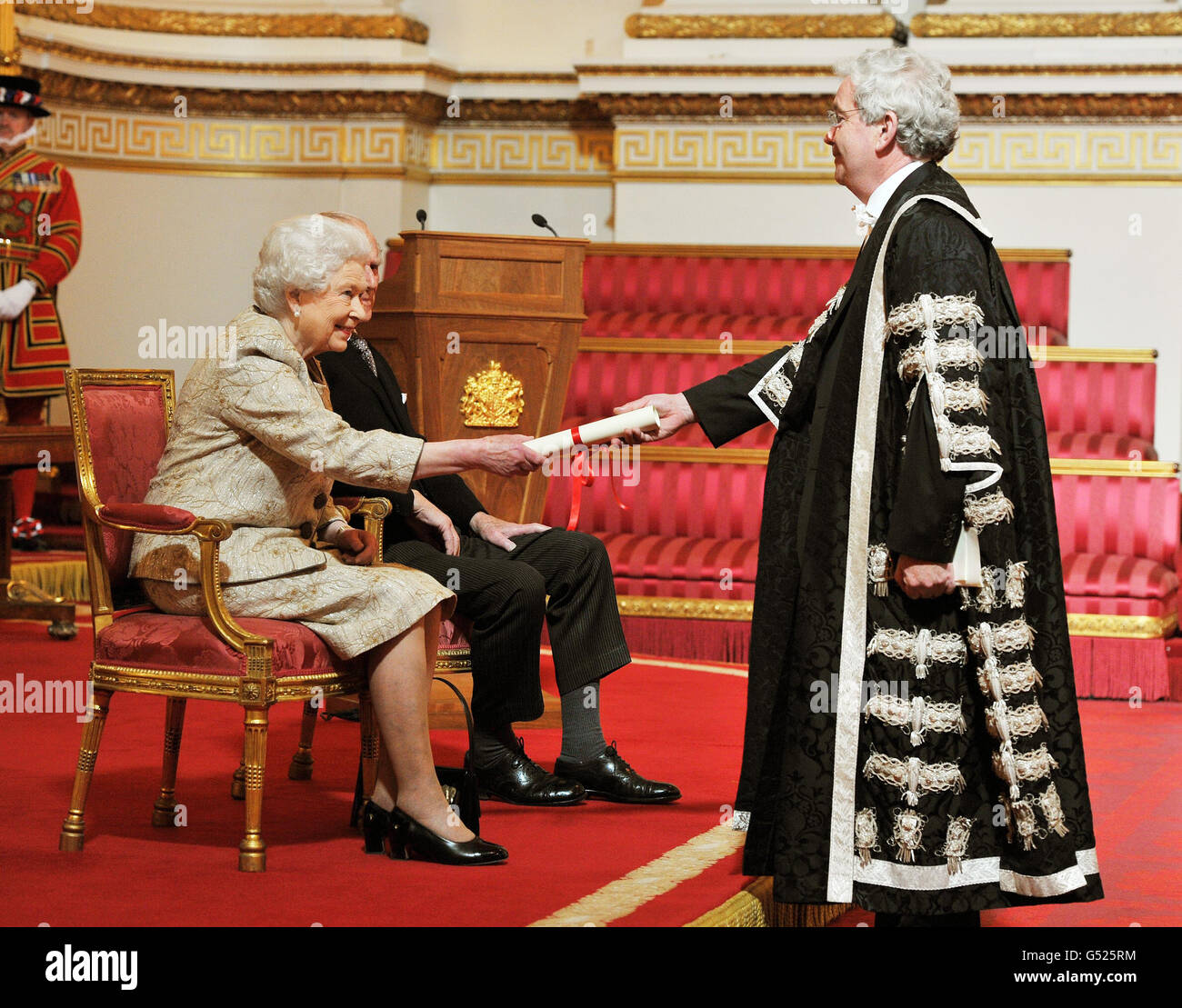 Loyal addresses buckingham palace hi-res stock photography and images ...