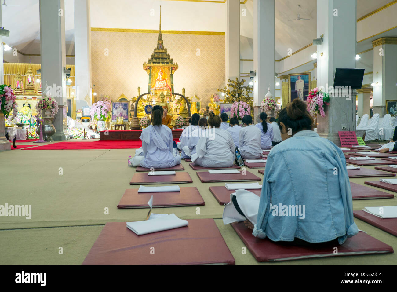 Bangkok prayer hall hi-res stock photography and images - Alamy