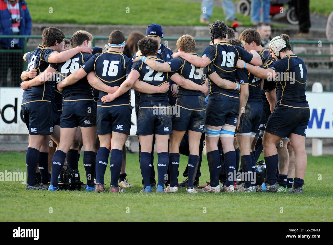 Scotland players form huddle hi-res stock photography and images - Alamy