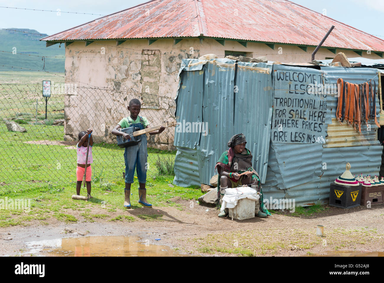 Lesotho, Mokhotlong, Sani Pass, African family working in Lesotho Stock ...