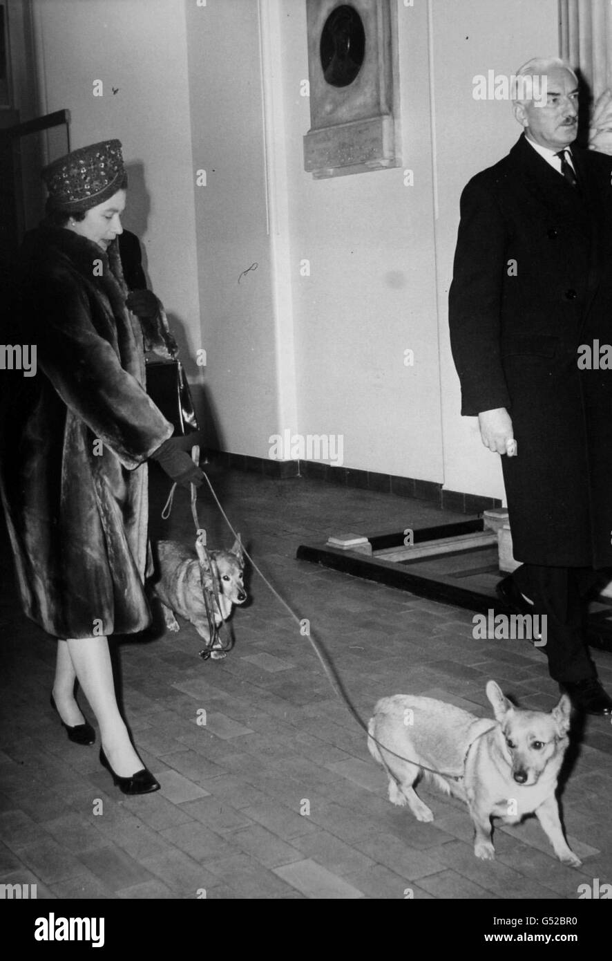 Queen elizabeth ii with two pet corgis hi-res stock photography and ...
