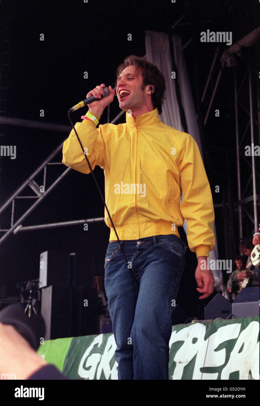 Lead singer reef hi-res stock photography and images - Alamy